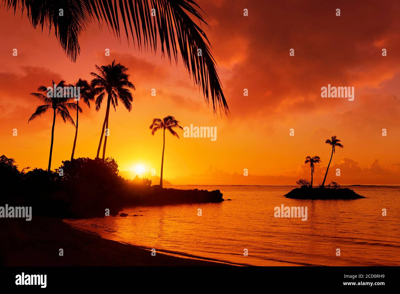 Sunrise at Kahala Beach, Waiʻalae Beach Park, with the sun in a glowing ...