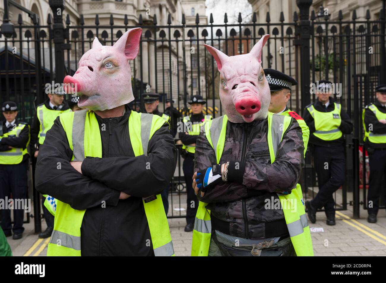 Police line outside downing street hi-res stock photography and images ...