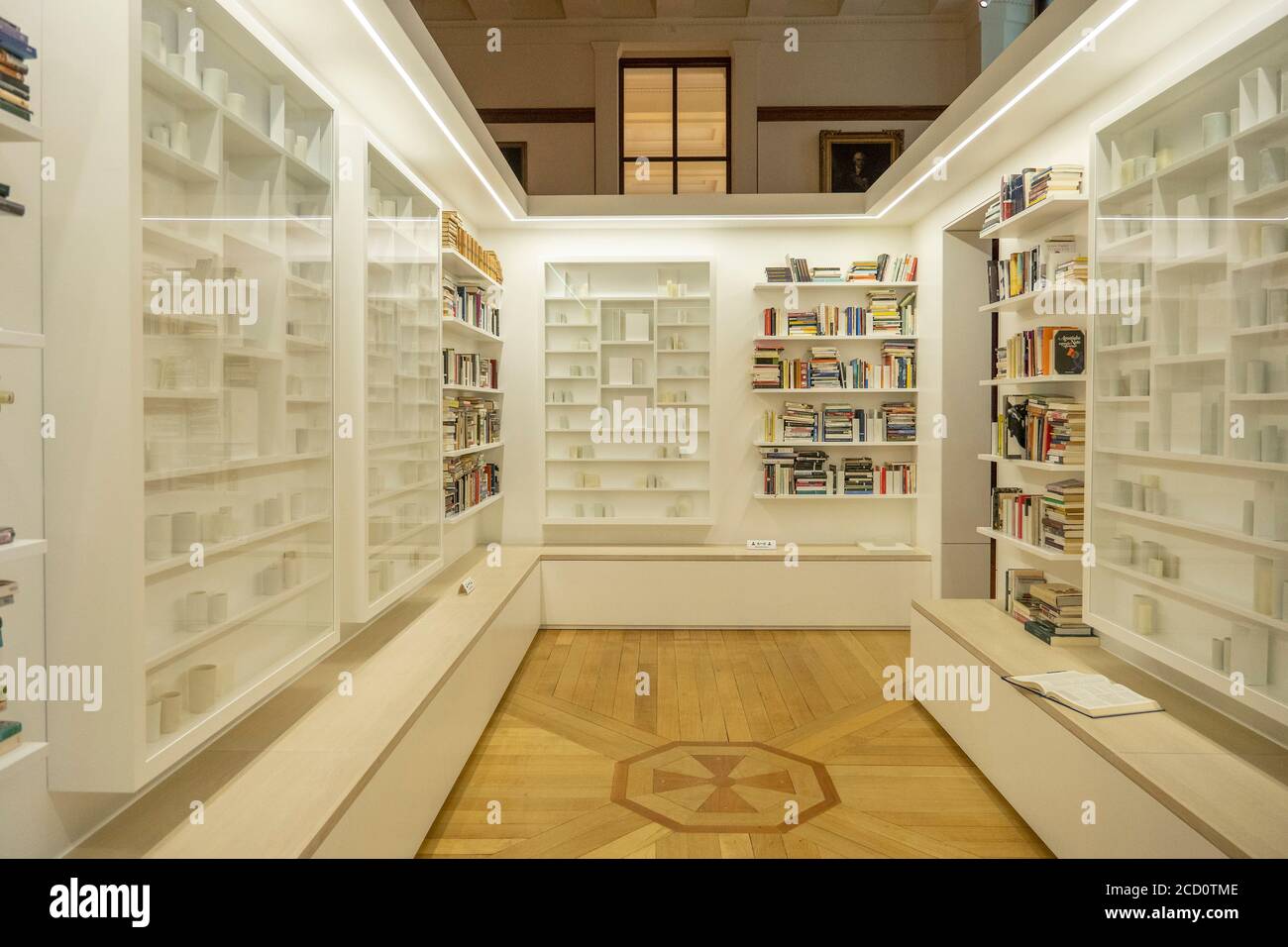 Natural history museum library hi-res stock photography and images - Alamy