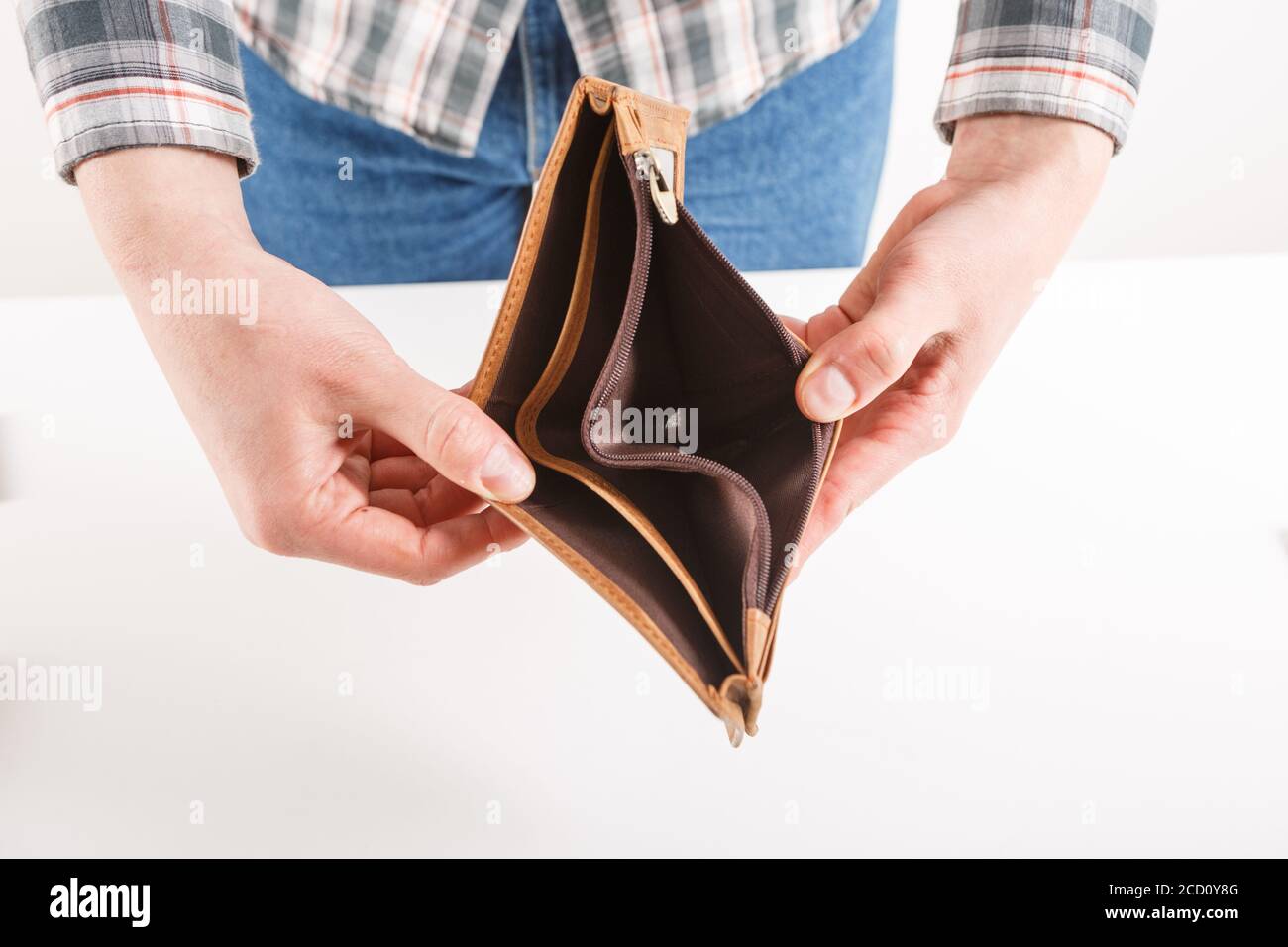 Empty wallet in the hands of an elderly man. Poverty in retirement ...