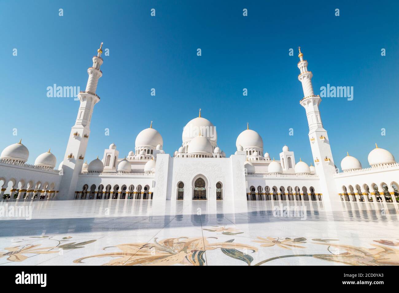 Shot of the largest Mosque in the world, located in Abu Dhabi Stock ...