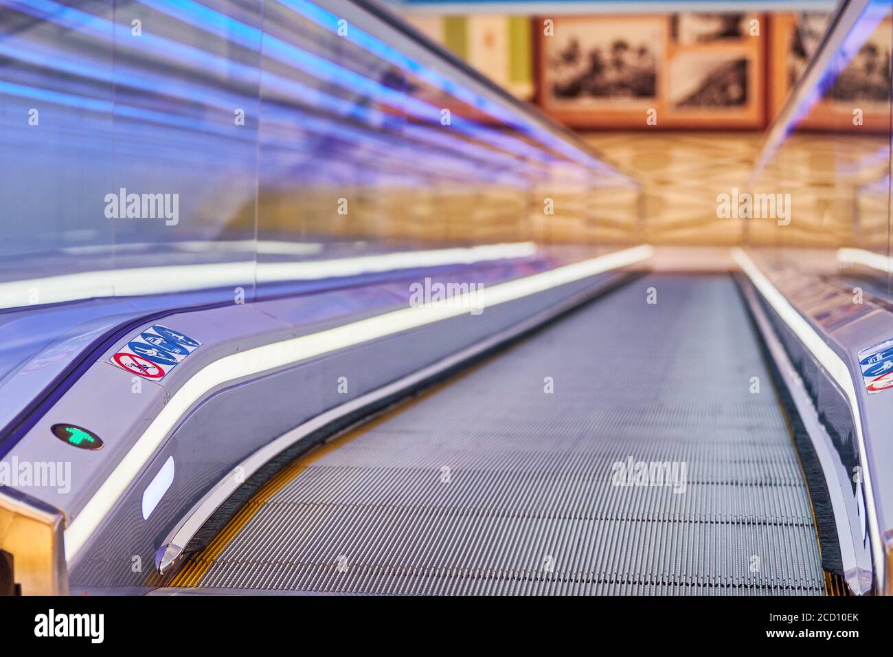 Travelator shopping mall hi-res stock photography and images - Alamy
