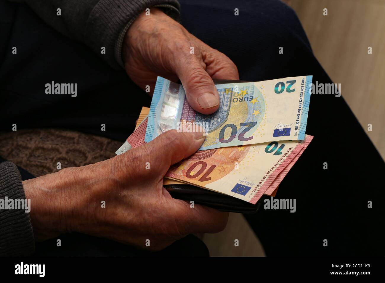 Closeup of an old man counting his money Stock Photo - Alamy