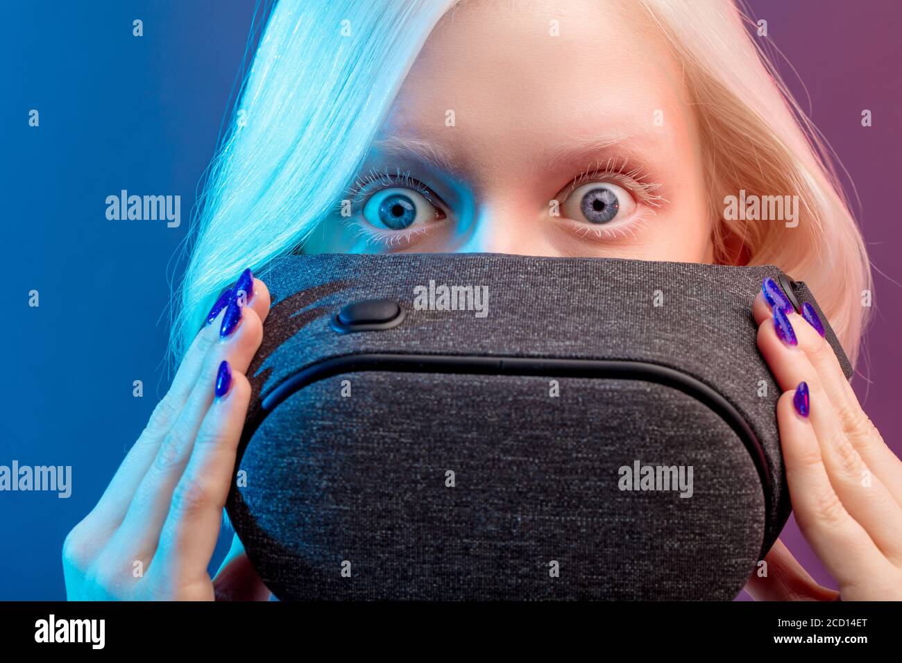 Vr goggles scared hi-res stock photography and images - Alamy
