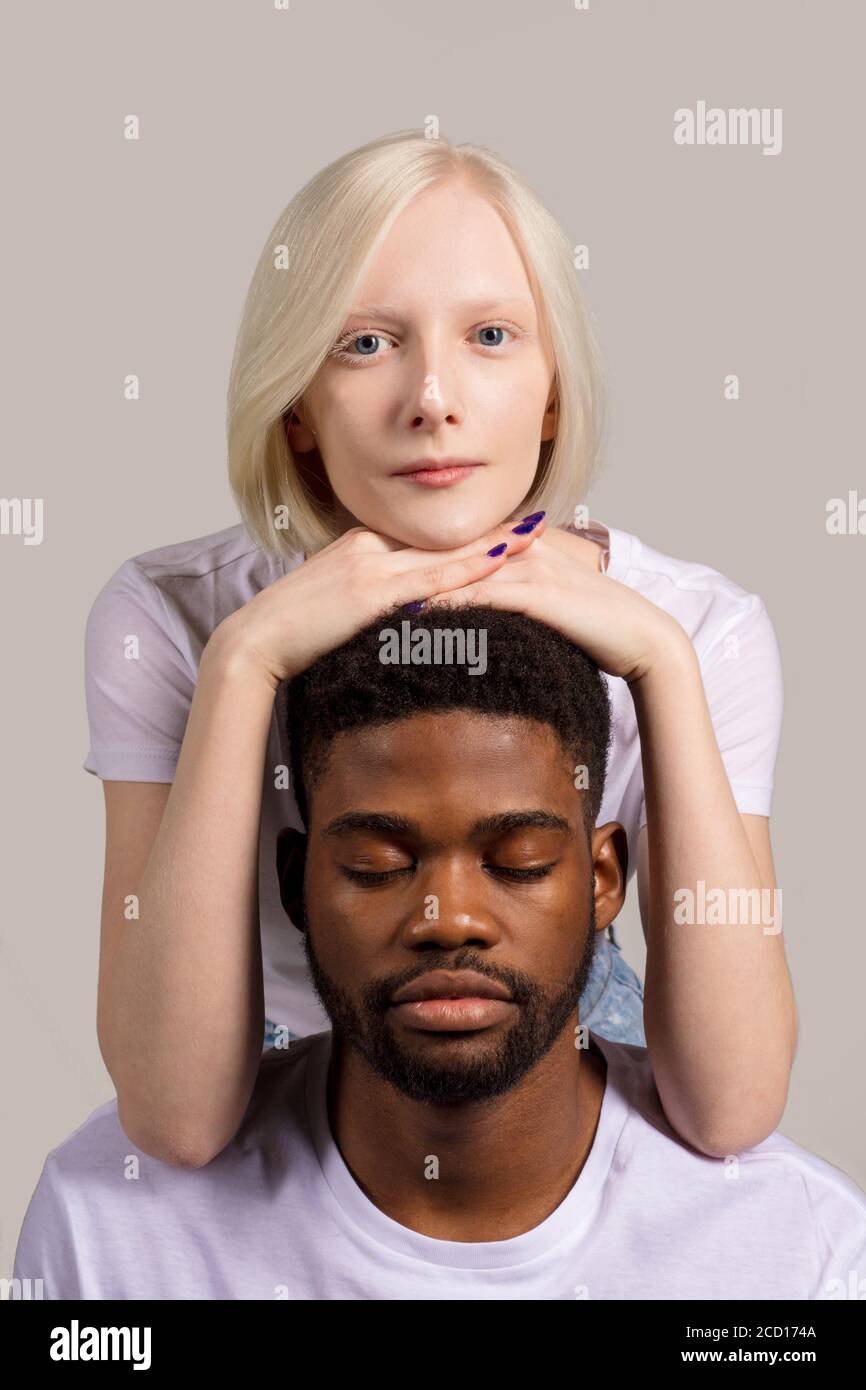 Black and albino couple hi-res stock photography and images - Alamy