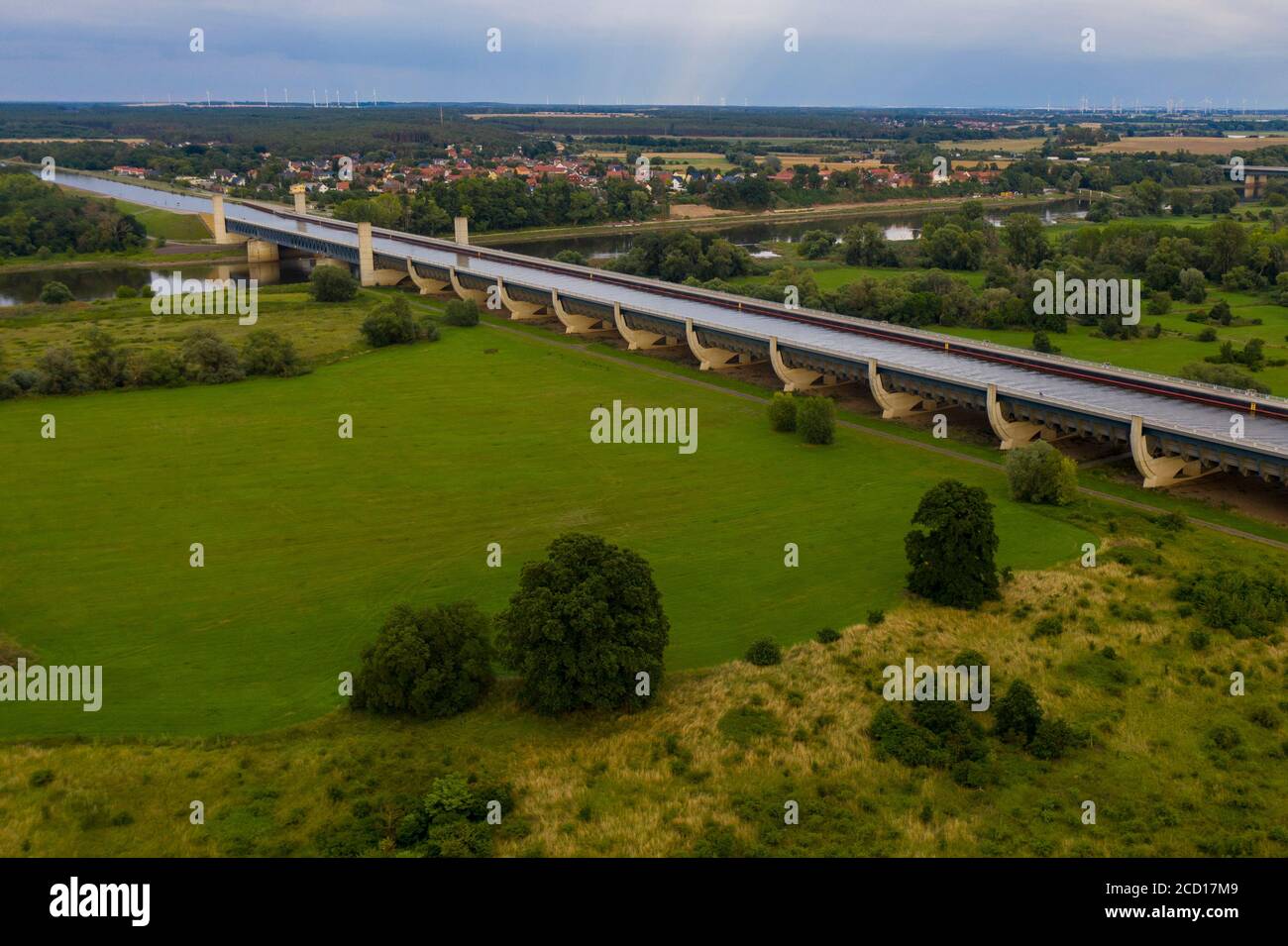 Trough bridges hi-res stock photography and images - Alamy