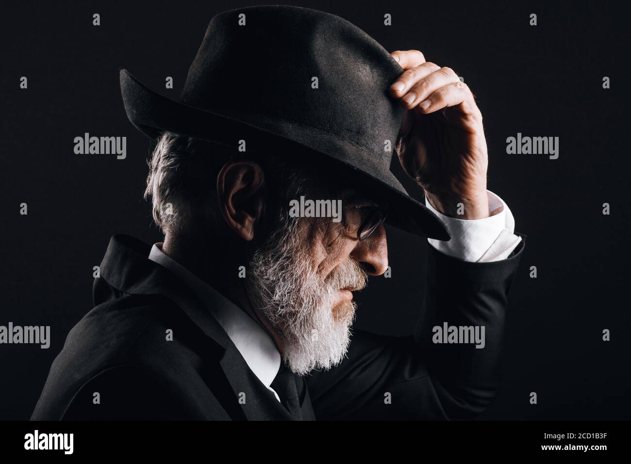 Man dressed in suit and trilby hat hi-res stock photography and images ...