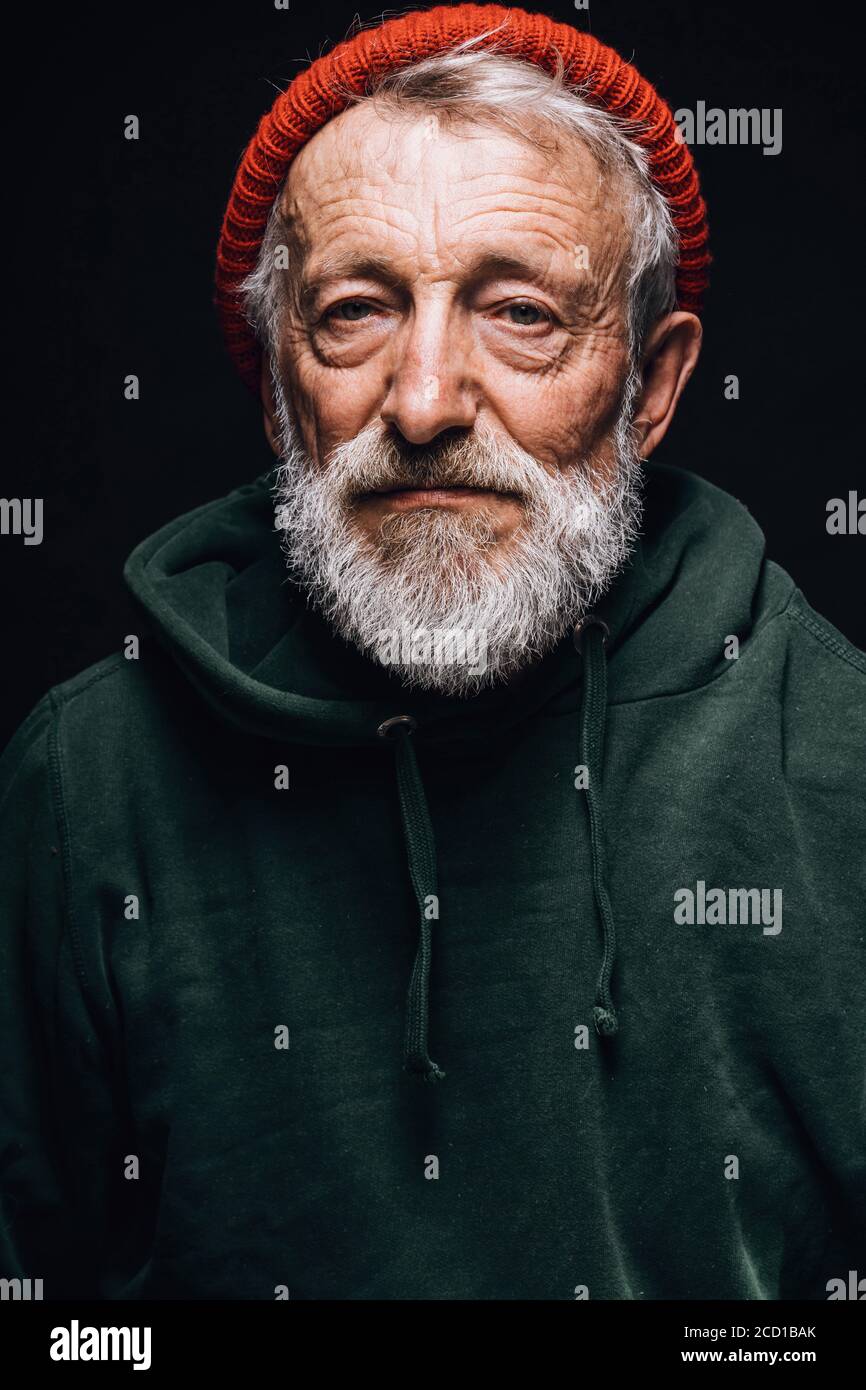 Face portrait of gloomy experienced grey-haired old-aged man with skin ...