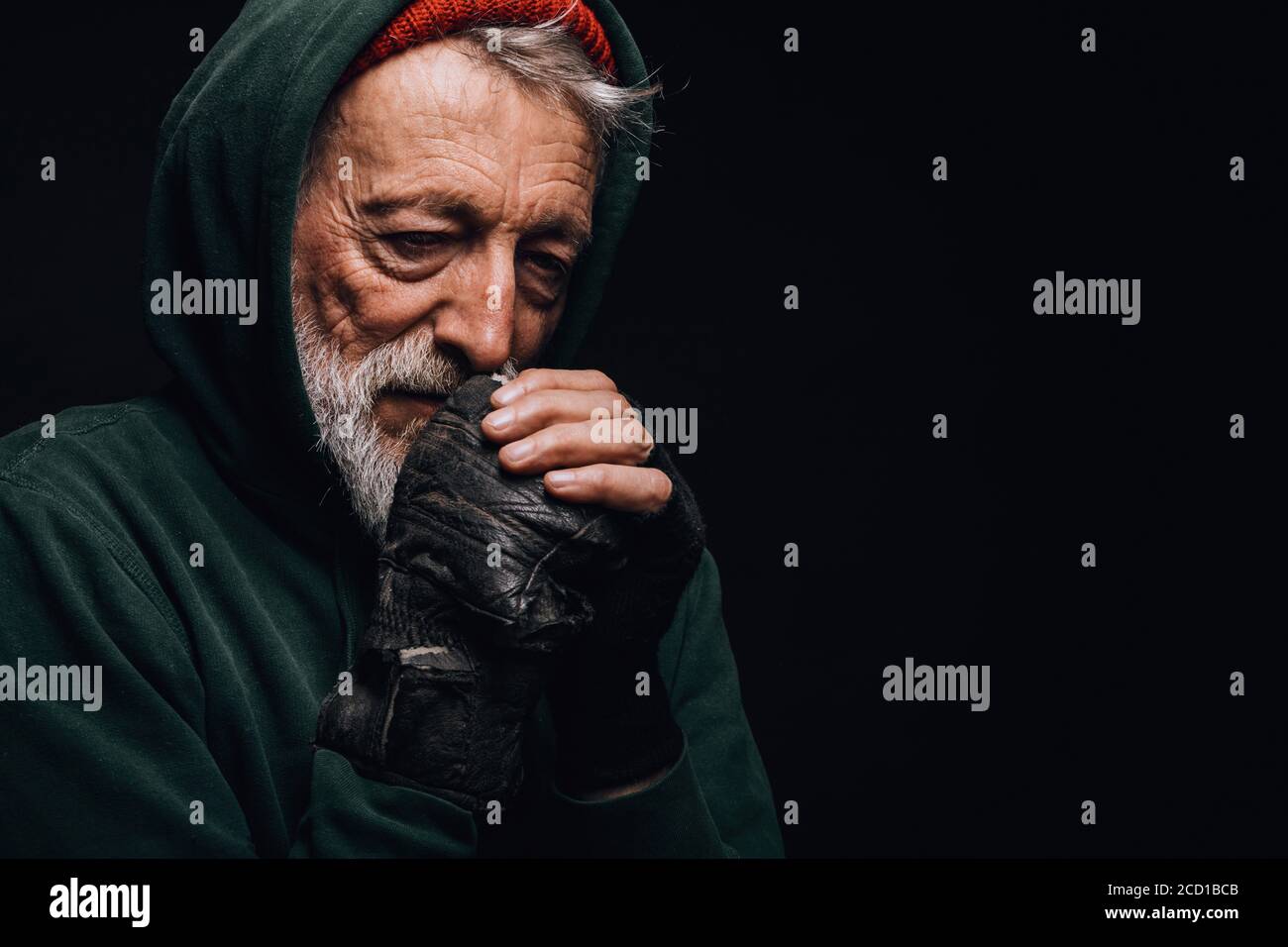 Face portrait of gloomy experienced grey-haired old-aged man with skin ...