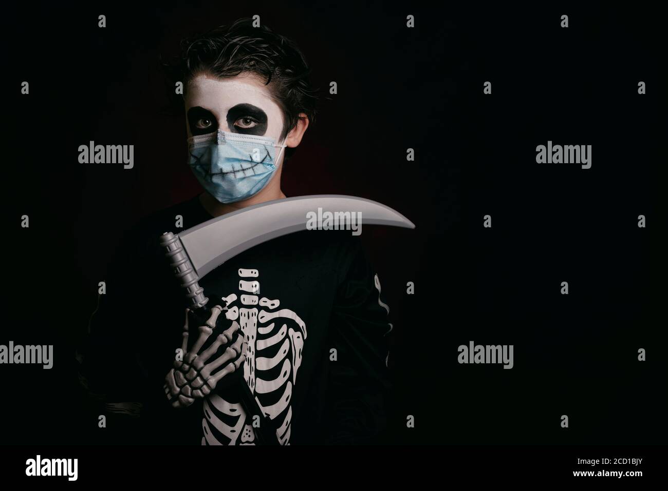 People wearing scary mask halloween hi-res stock photography and images ...