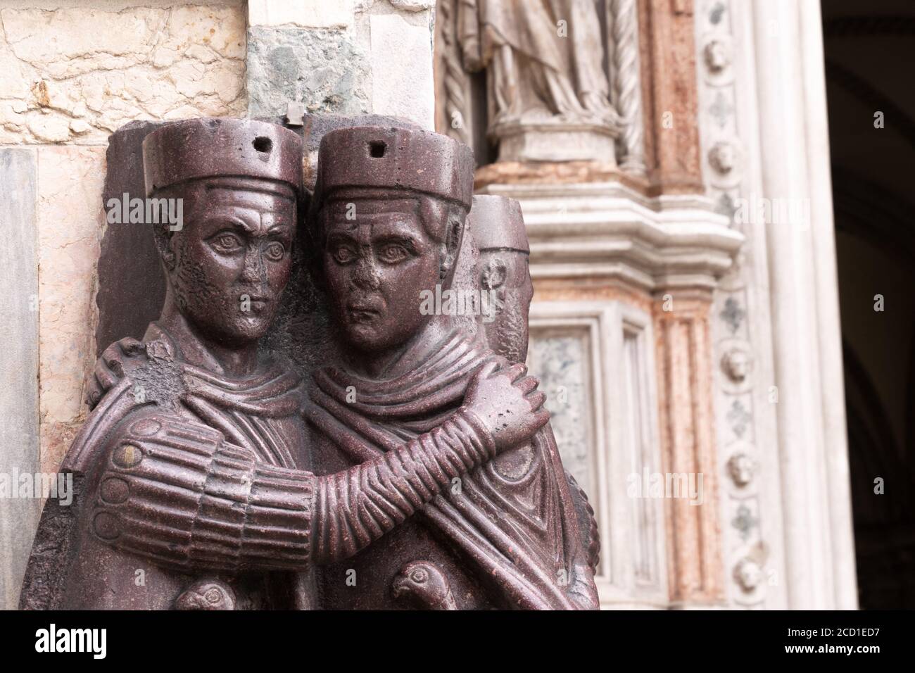 Two men cuddling statue St Marks Square Stock Photo - Alamy