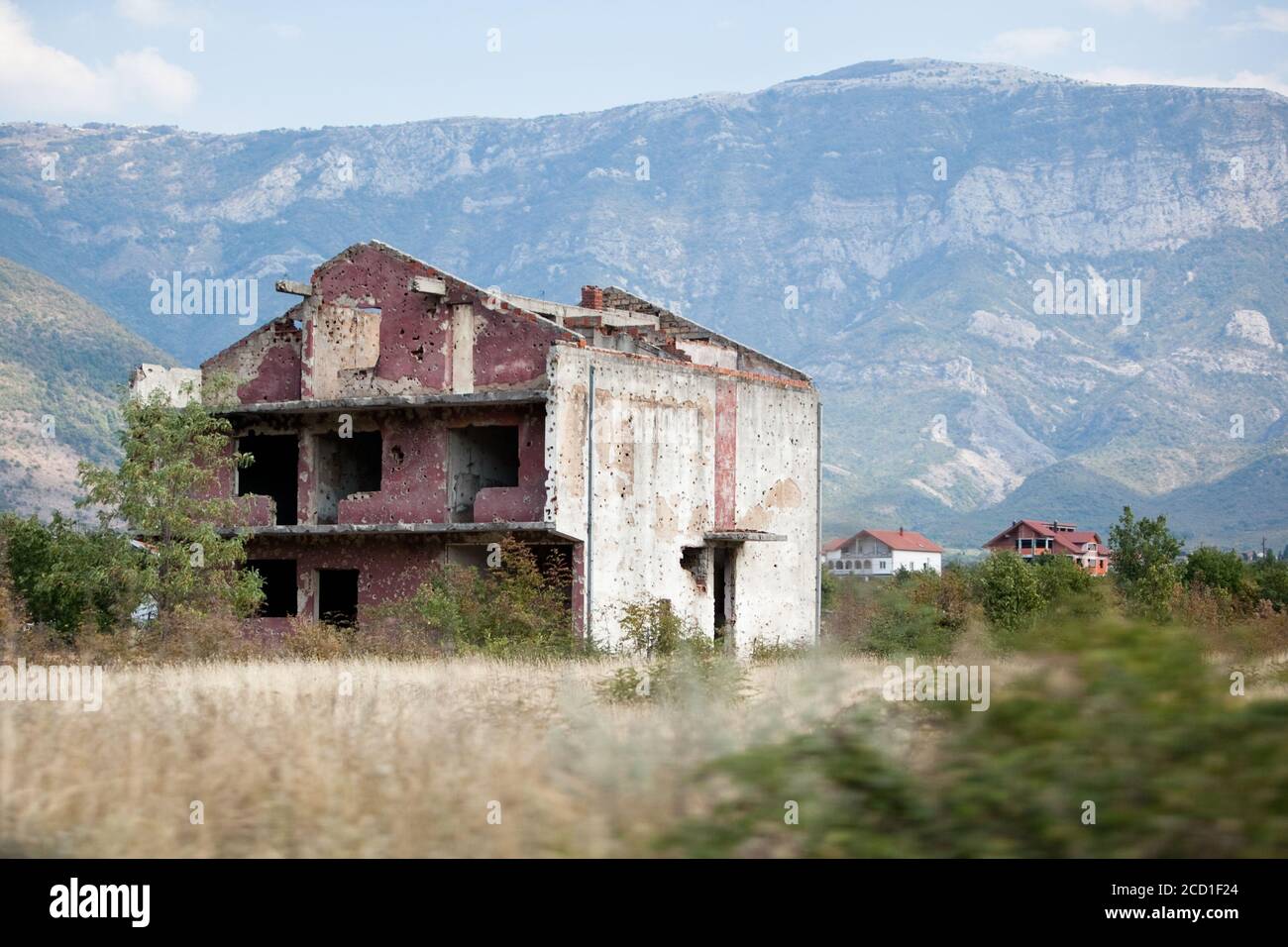 Abandoned ruined building after war hi-res stock photography and images ...