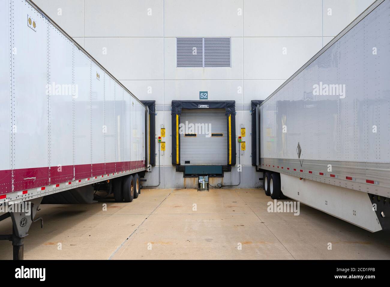 Loading bay and trucks hi-res stock photography and images - Alamy