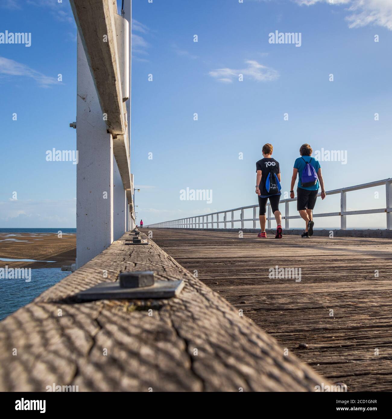 People walking lifestyle hi-res stock photography and images - Alamy