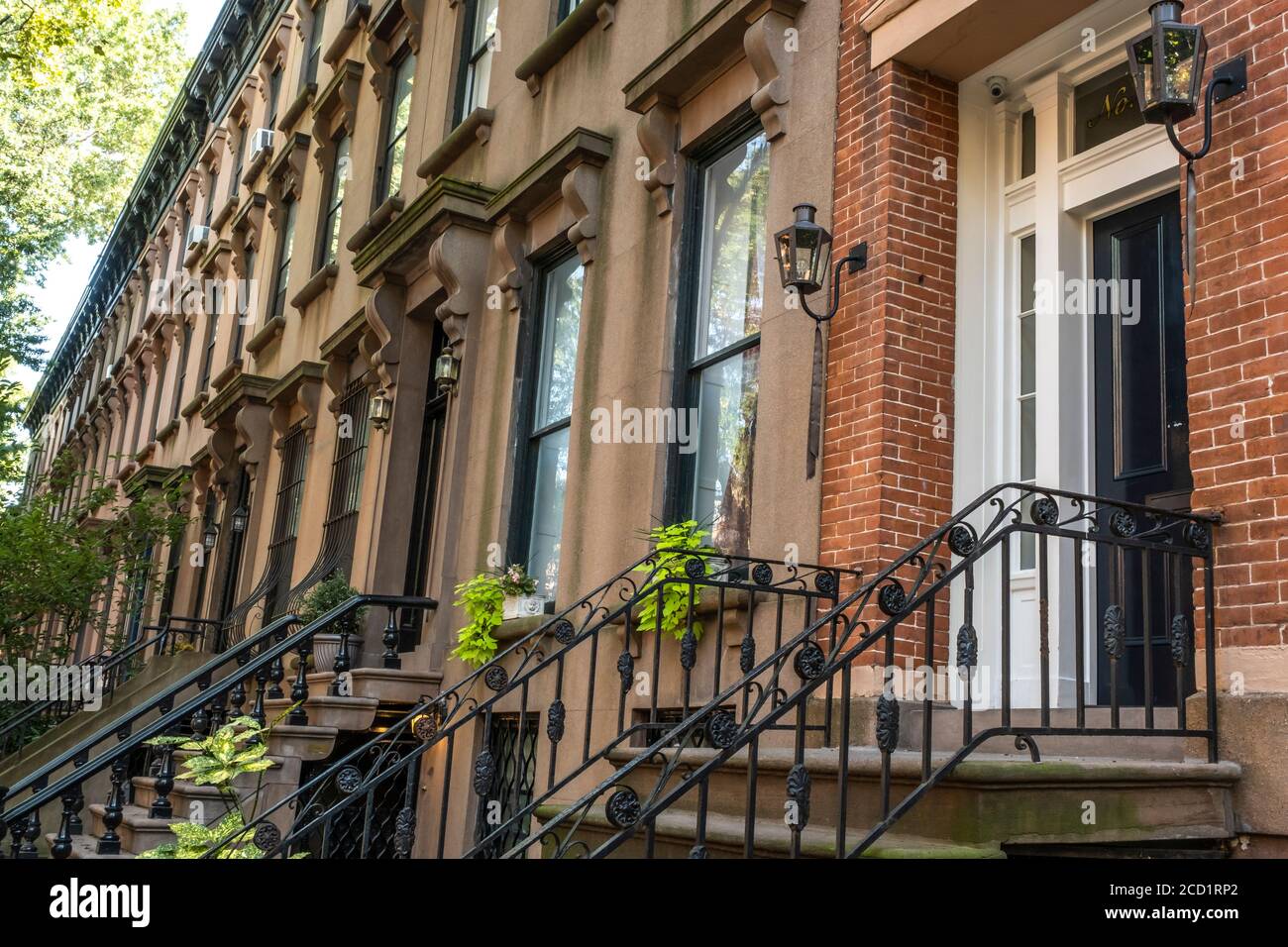 Row of brownstones new york hi-res stock photography and images - Alamy