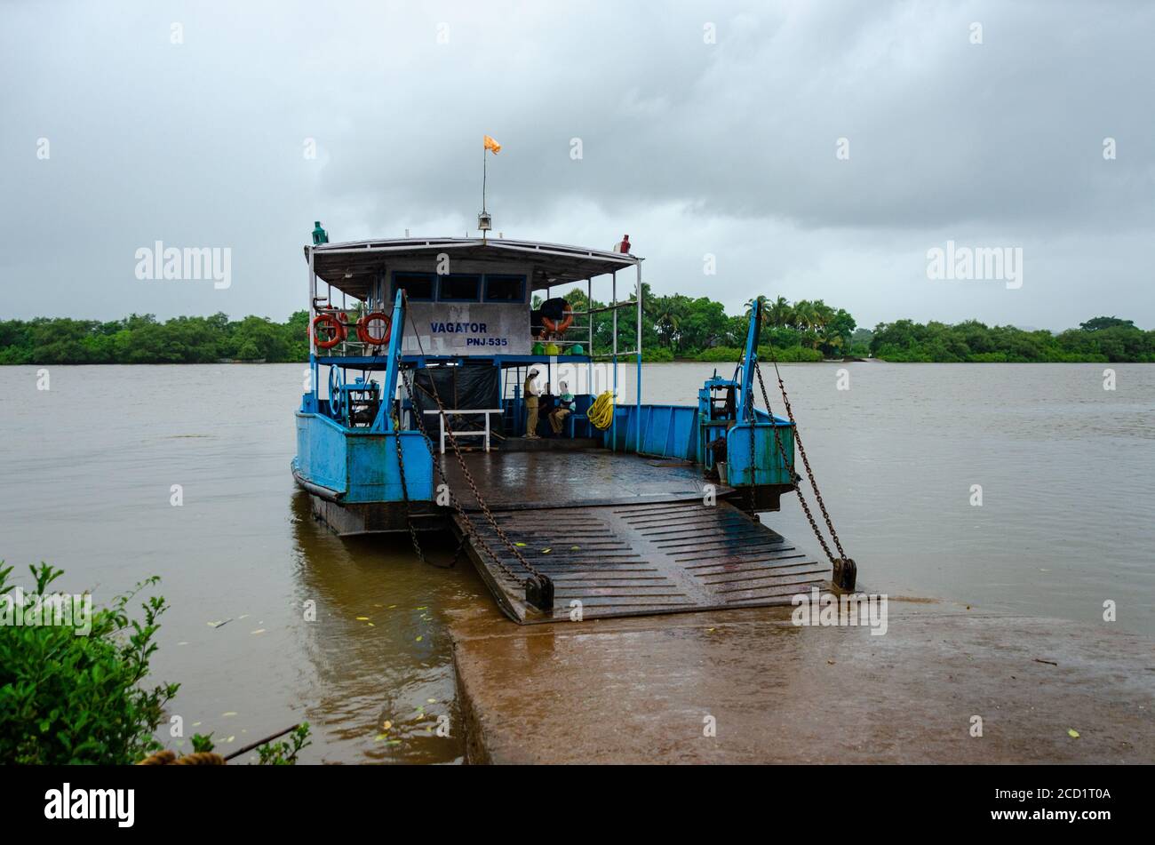 Divar - Vanxim ferry boat waiting for passengers at Divar Island, Ilhas ...