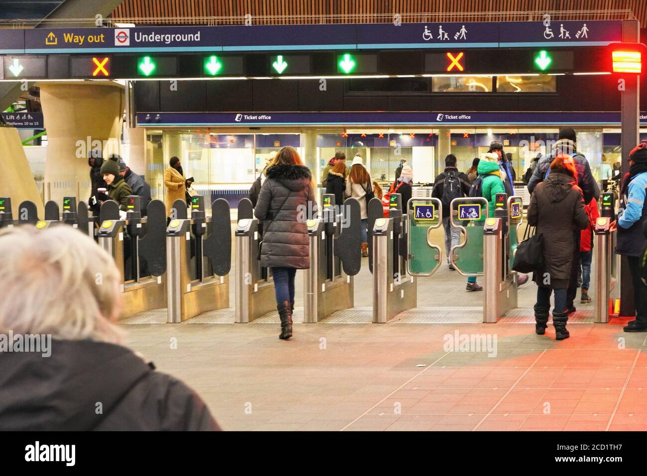 London bridge underground station hi-res stock photography and images ...