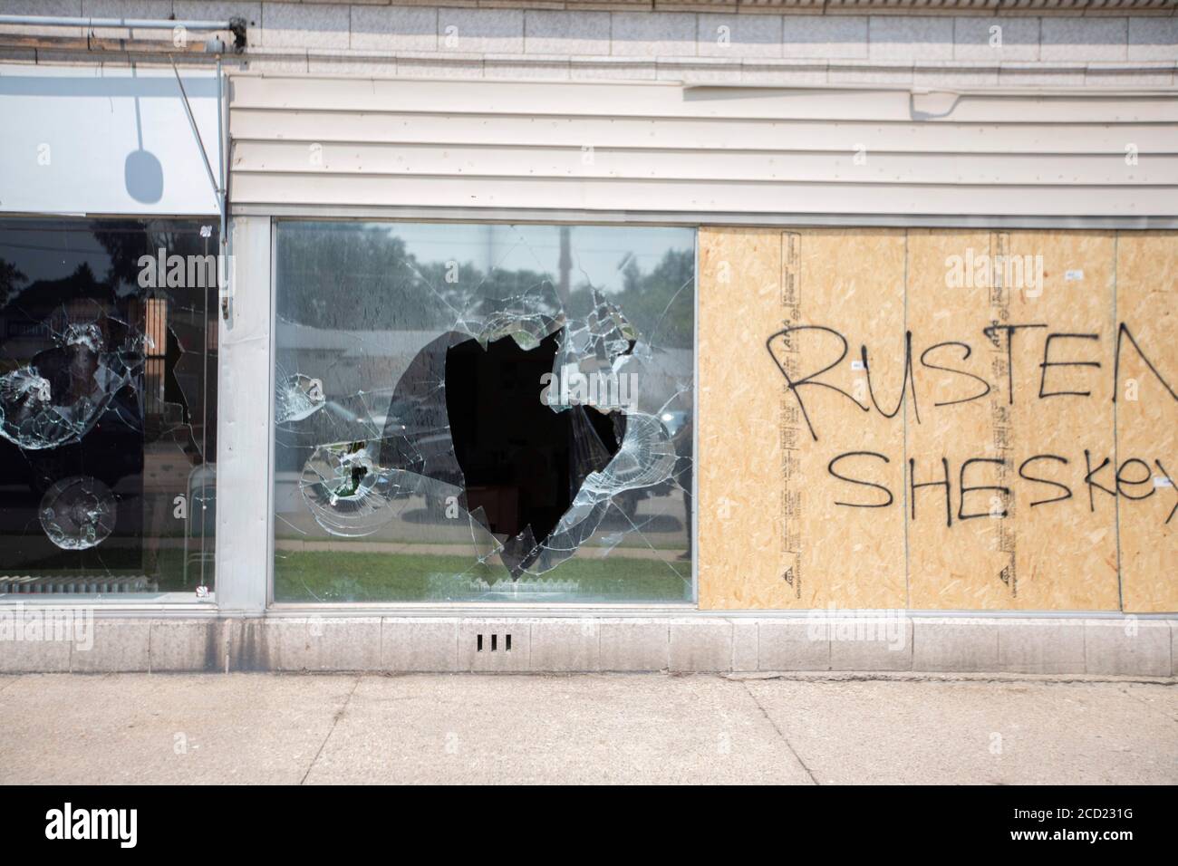 Broken out windows hi-res stock photography and images - Alamy