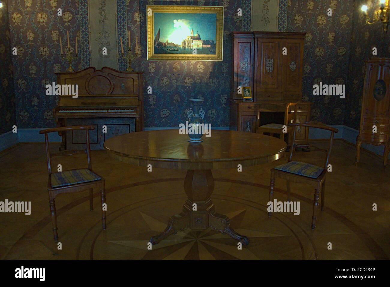 Old fashioned dining room hi-res stock photography and images - Alamy