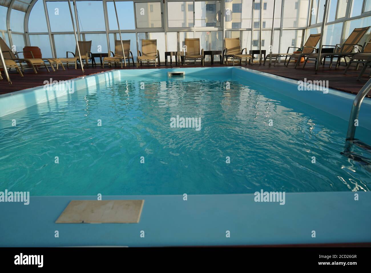 Empty lounge chair pool hi-res stock photography and images - Alamy