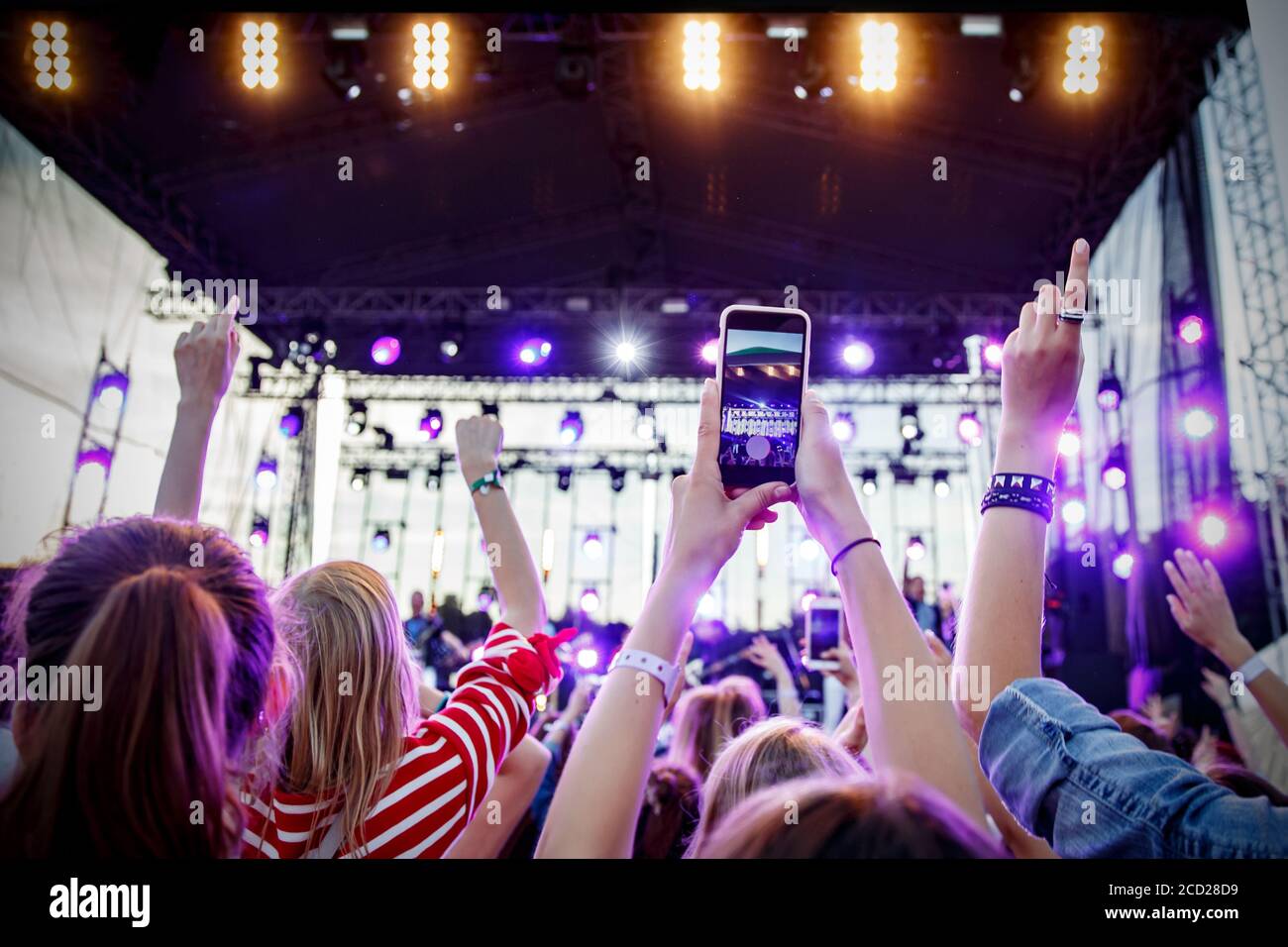 Tv screen outdoor concert hi-res stock photography and images - Alamy