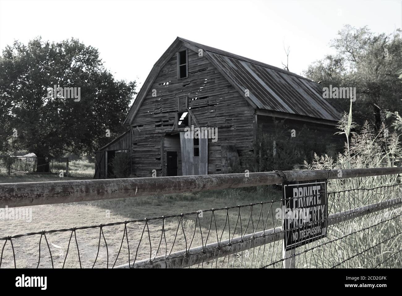 A old wooden barn sits decaying in a Oklahoma field after enduring ...