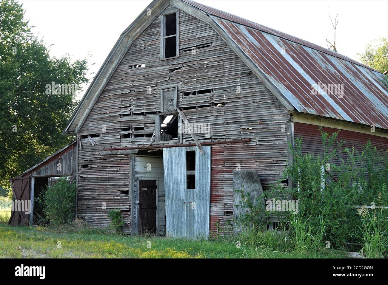 A old wooden barn sits decaying in a Oklahoma field after enduring ...