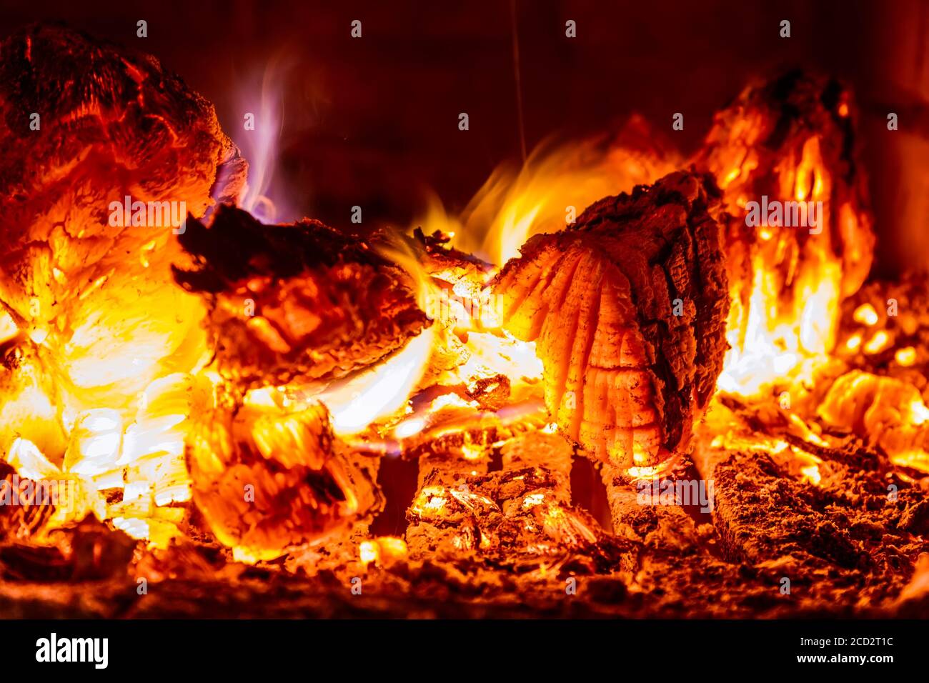 Smoldering log in fireplace close hi-res stock photography and images ...