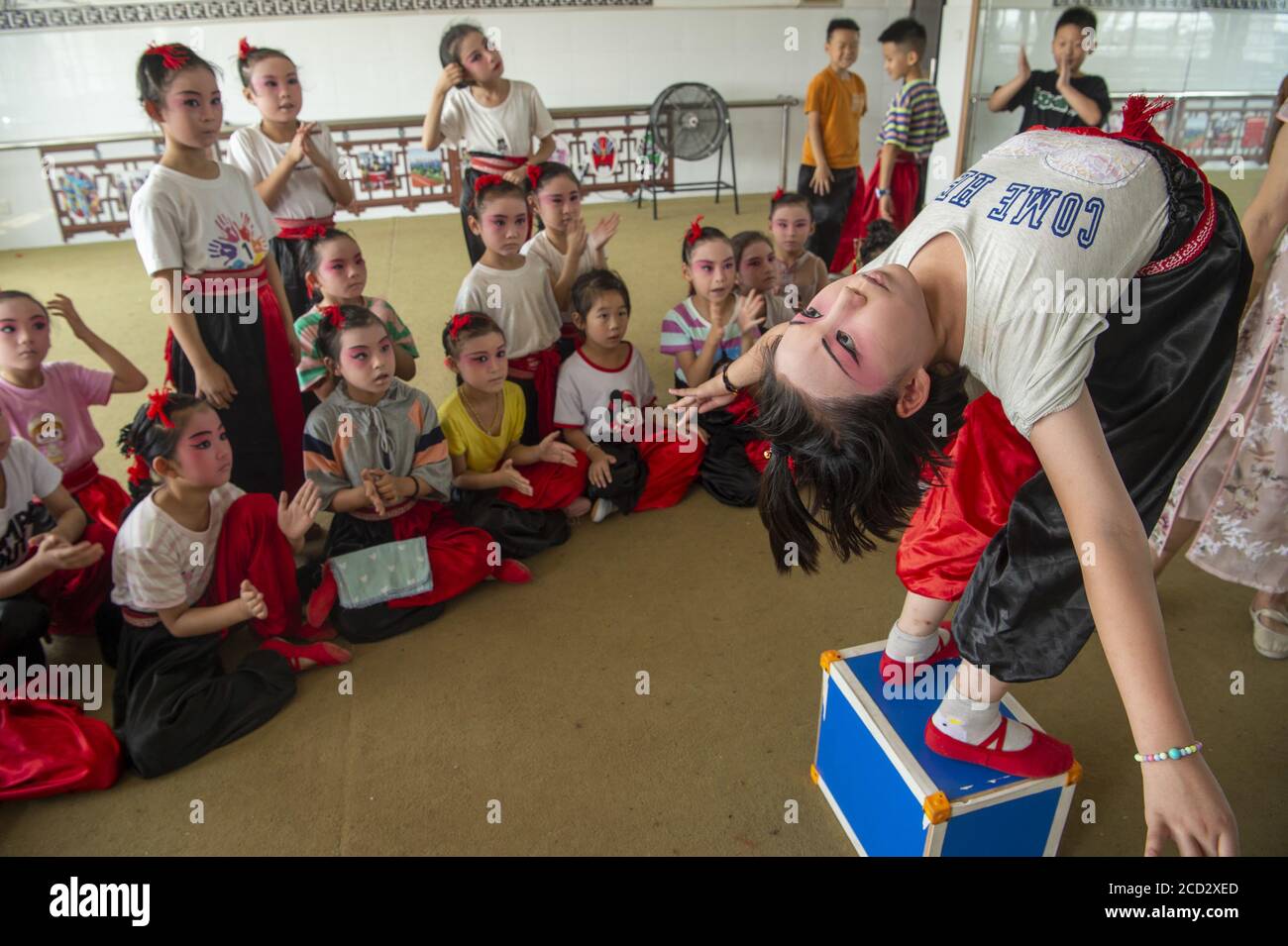 China primary school class art hi-res stock photography and images - Alamy