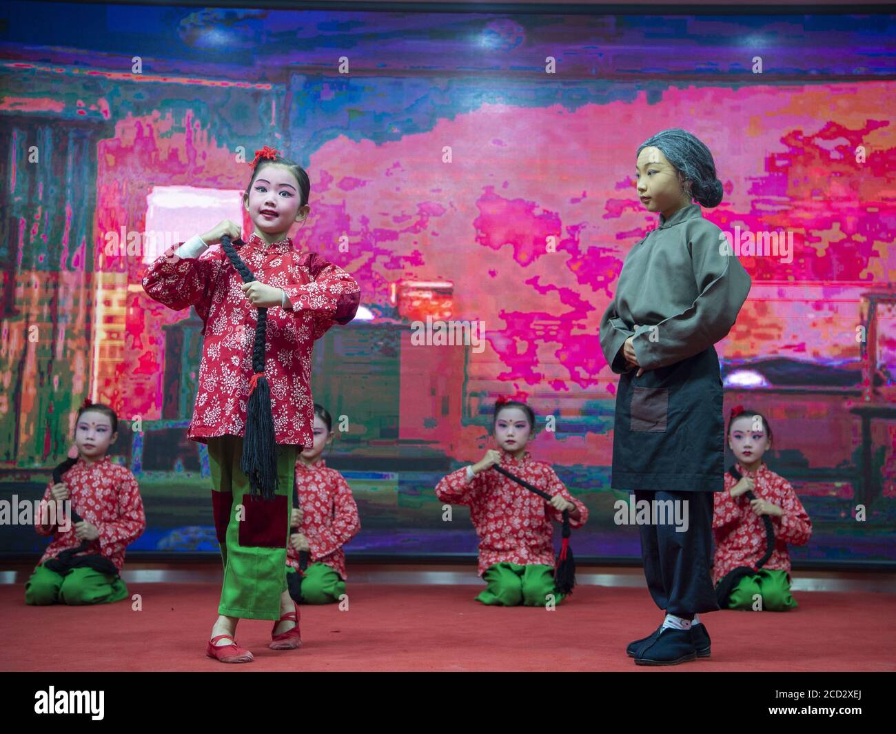 China primary school class art hi-res stock photography and images - Alamy