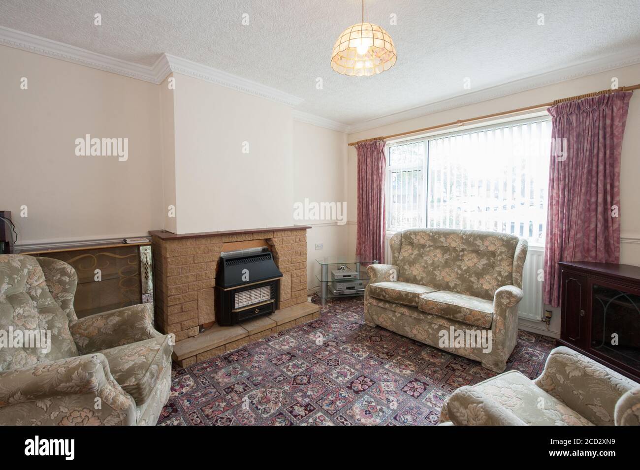 Living room with outdated decor Stock Photo - Alamy