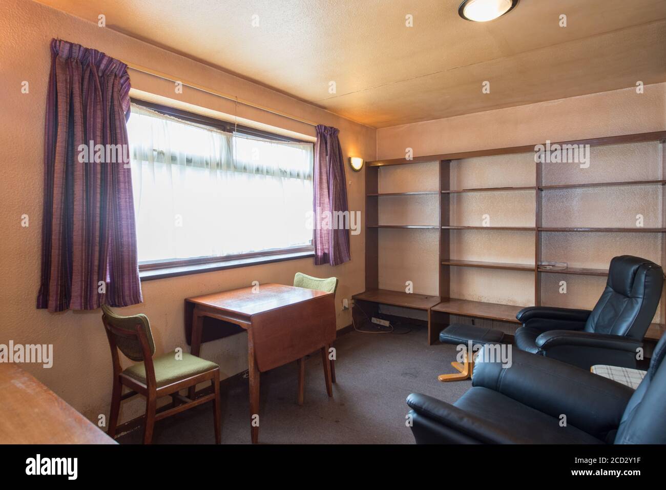 Living room with outdated decor Stock Photo - Alamy