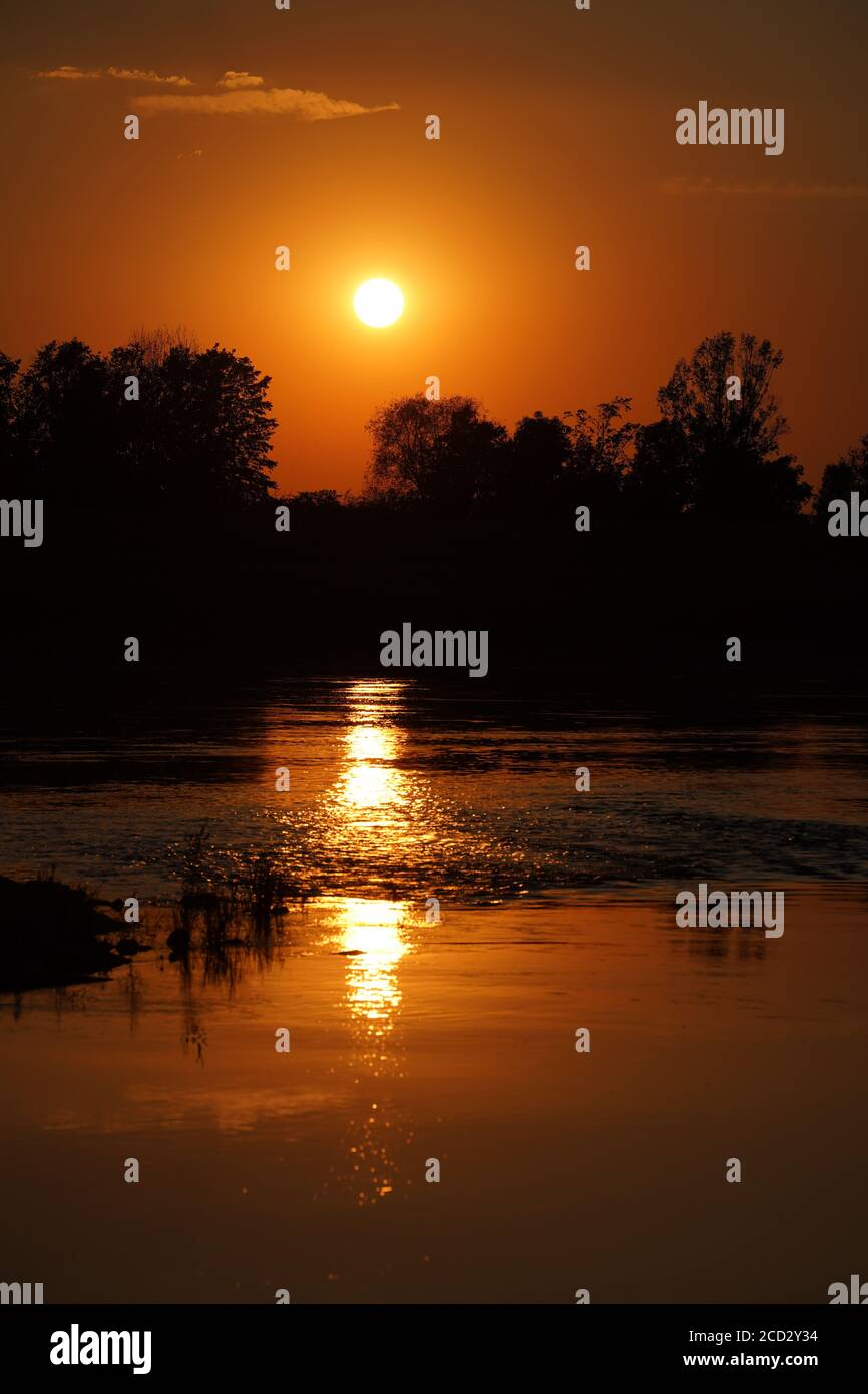 Big red sun hi-res stock photography and images - Alamy
