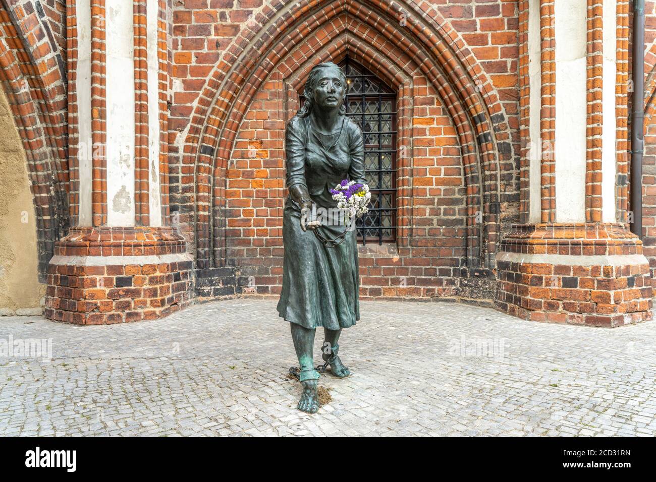 Grete-Minde-Denkmal vor dem historischen Rathaus in Tangermünde ...