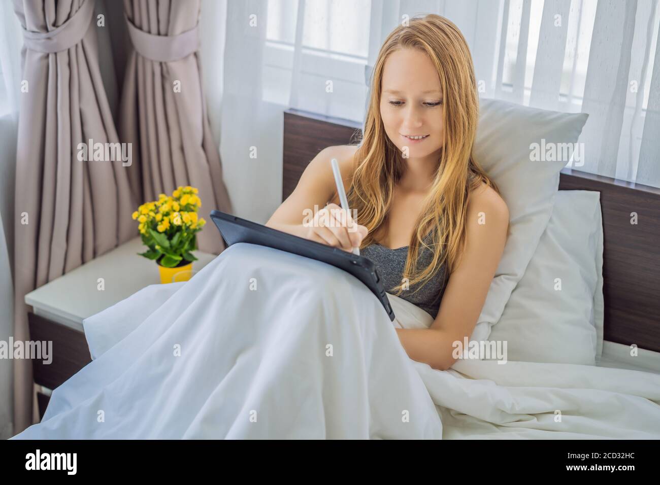 Artist draws on screen tablet hi-res stock photography and images - Alamy