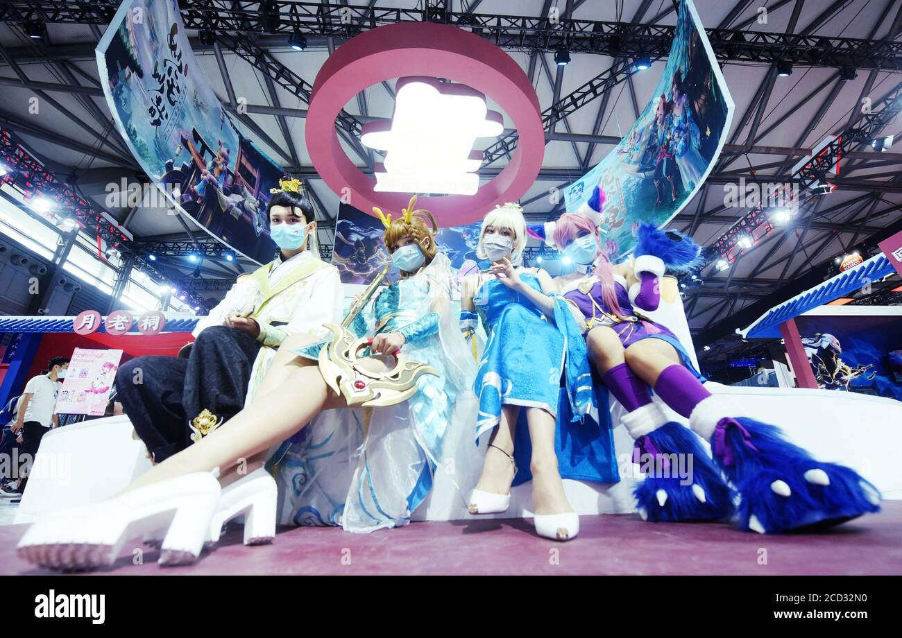 Cosplayers show Their beauty and perform in cloThes shown in animations ...