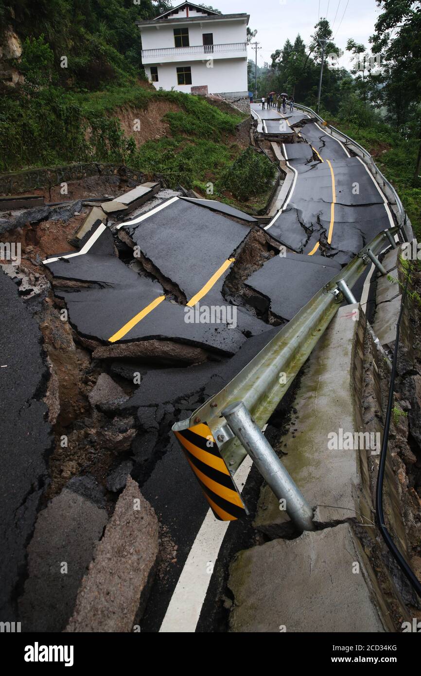 Road subsidence hi-res stock photography and images - Alamy
