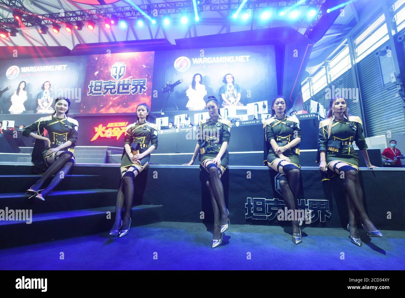 Cosplayers show Their beauty and perform in cloThes shown in animations ...