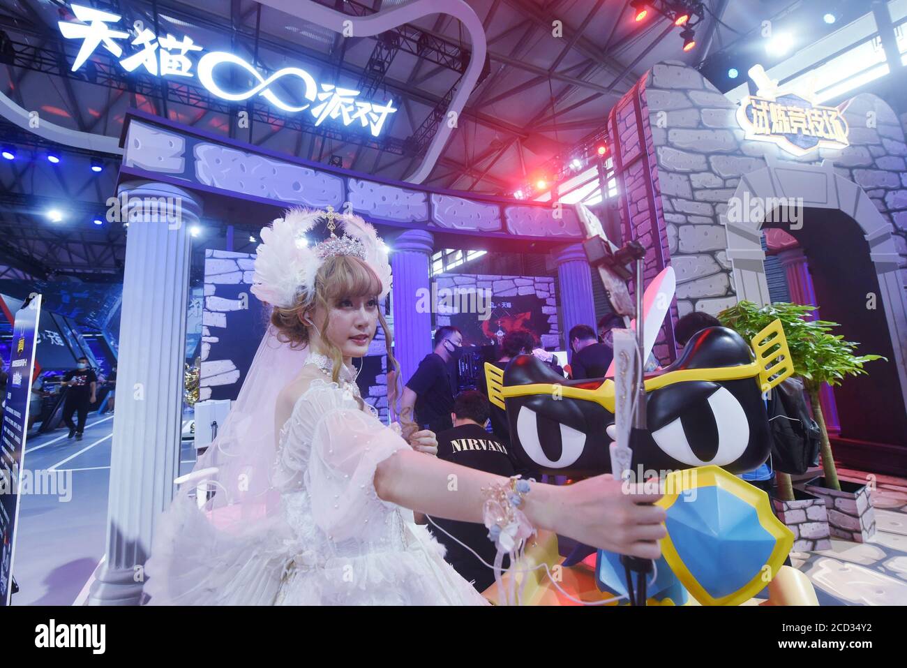 Cosplayers show Their beauty and perform in cloThes shown in animations ...