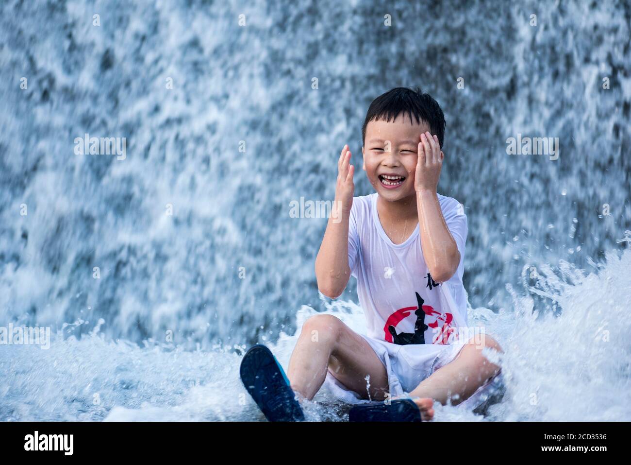 Kids play water in Chengdu city, southwest China's Sichuan province, 27 ...