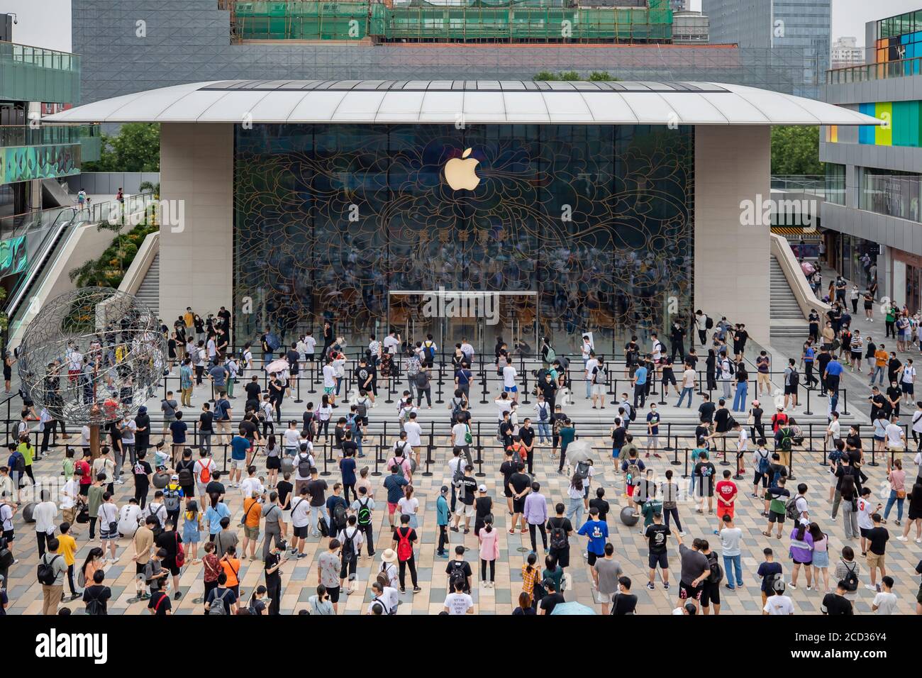 People line up to get inside the newly-opened Apple Store at Sanlitun ...
