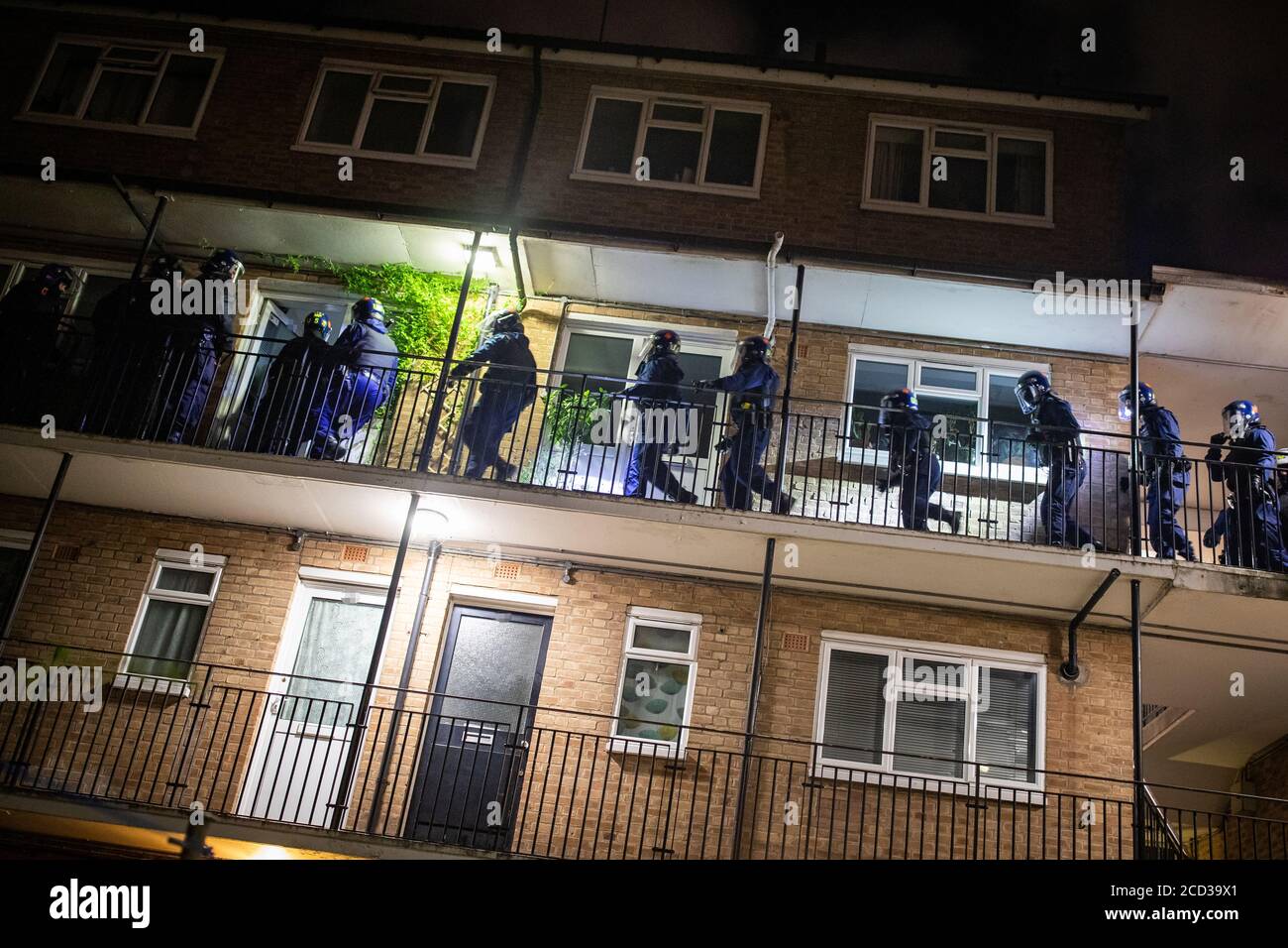 Metropolitan police officers raid hi-res stock photography and images ...