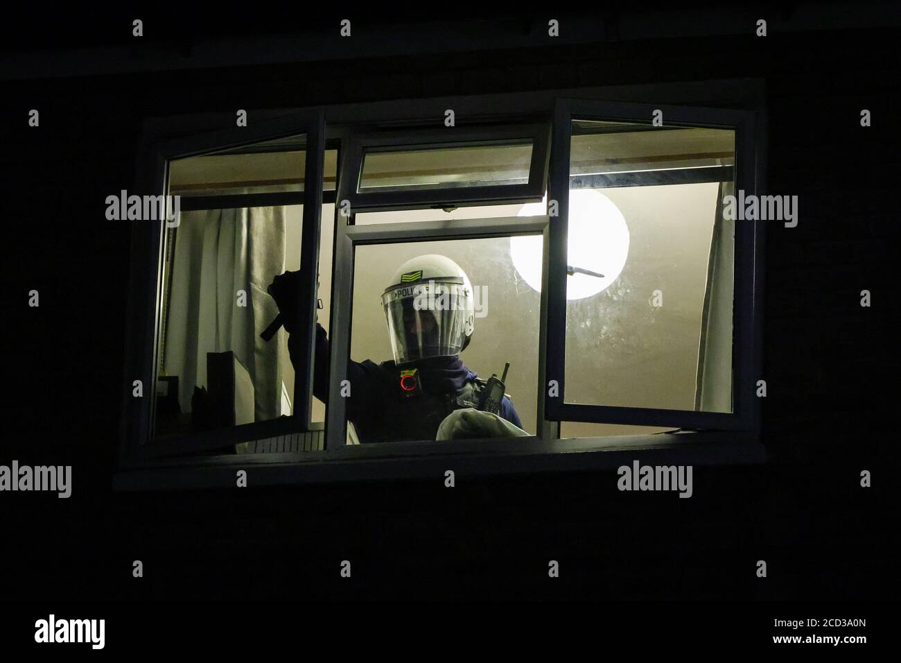 Metropolitan Police officers raid a property on St Albans Road in ...