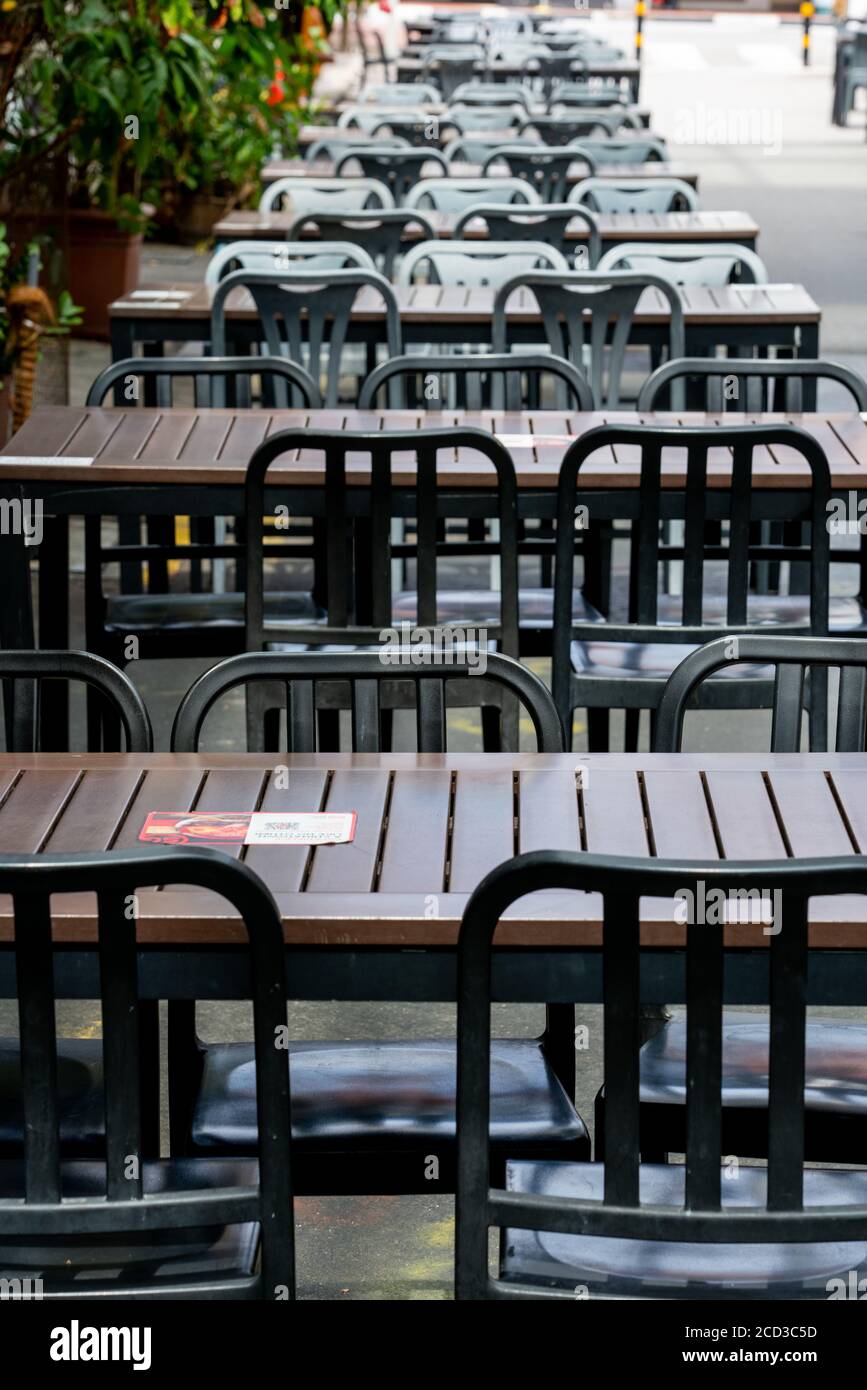 Empty tables at outdoors restaurant Stock Photo - Alamy