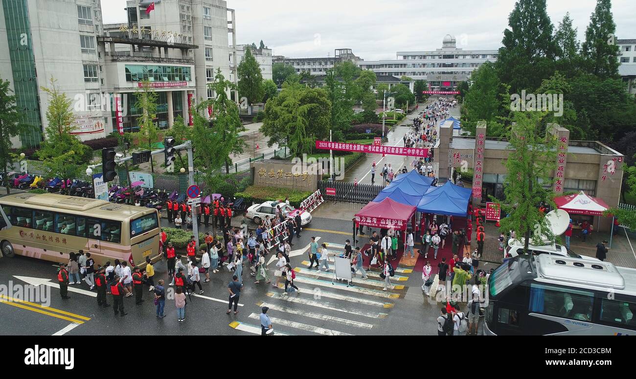 Students walking outside hi-res stock photography and images - Alamy