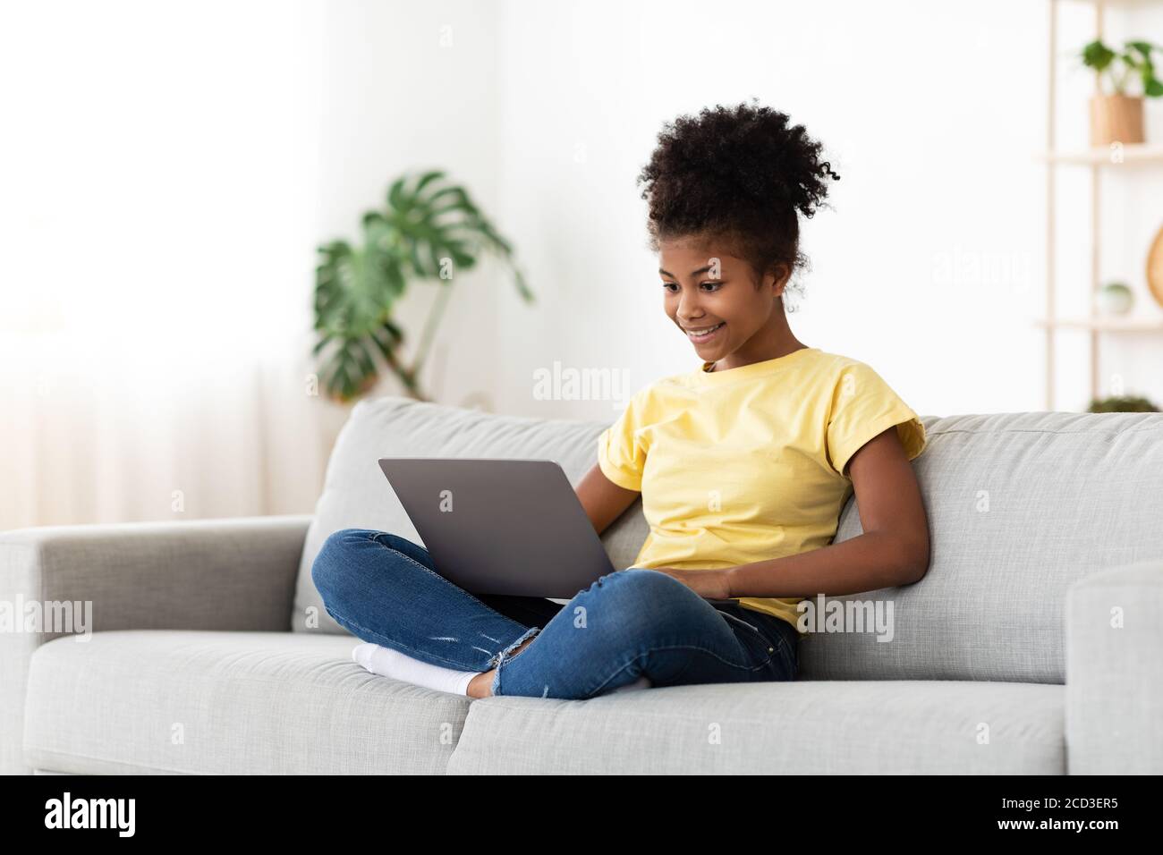Teen girl with laptop hi-res stock photography and images - Alamy