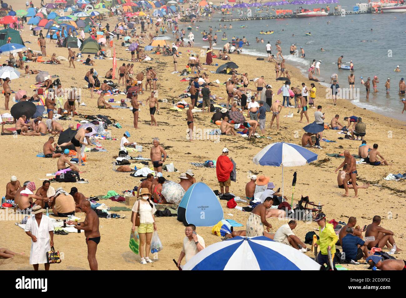 Crowded beach china hi-res stock photography and images - Alamy