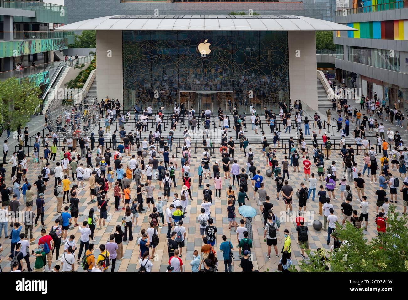 People line up to get inside the newly-opened Apple Store at Sanlitun ...