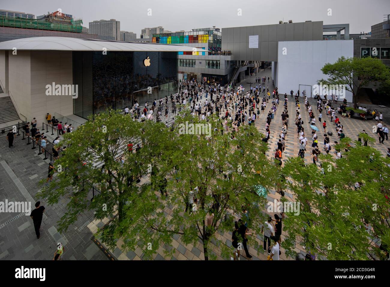 People line up to get inside the newly-opened Apple Store at Sanlitun ...