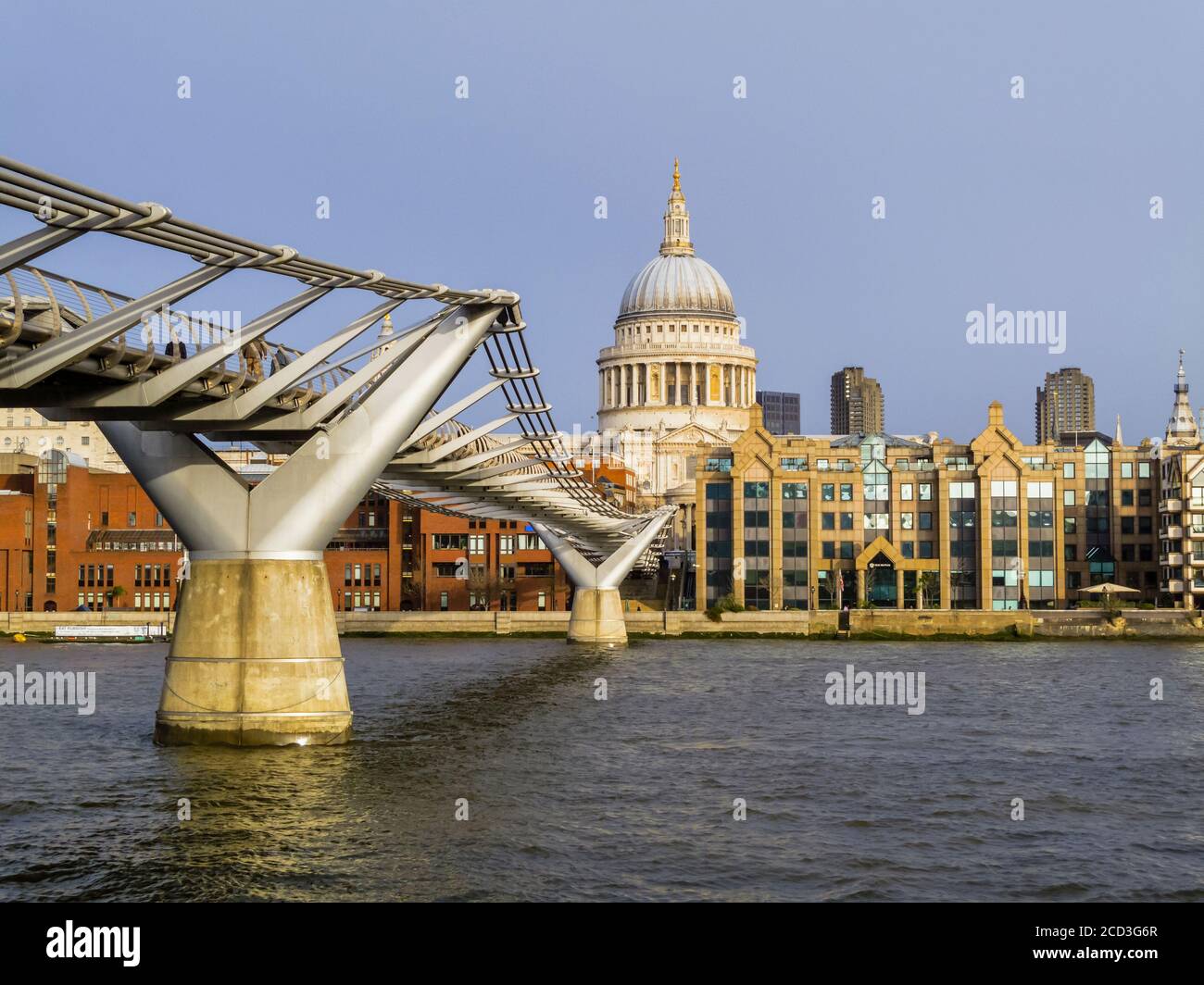 London waterfront walk hi-res stock photography and images - Alamy